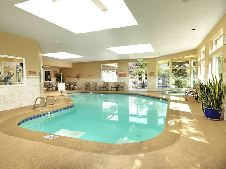 Downtown Hotel W/ Indoor Pool, Breakfast & Shuttle - Salt Lake City, UT