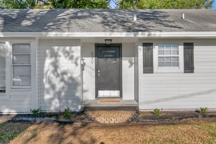 Updated 5 Bedroom Home In Groves - Port Arthur, TX