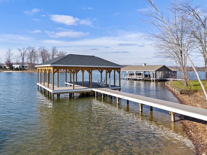 New 6br Luxury Lakefront Lake Anna Boathouse! - Lake Anna, VA