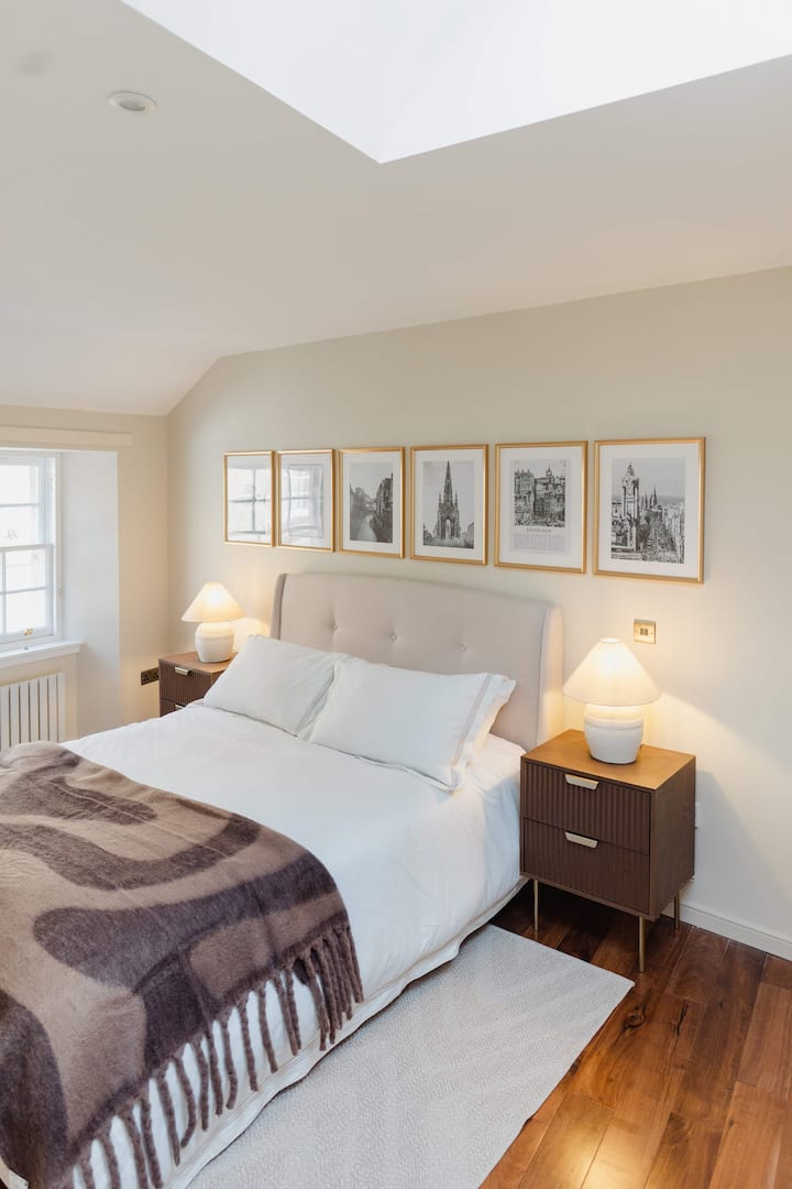 Charming Central Mews Home With Secure Parking - Edimburgo