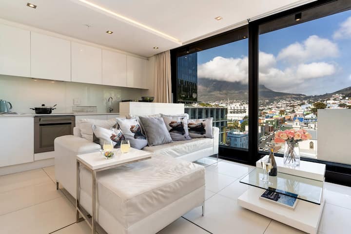 901 Mirage De Waterkant - Modern Apt, Views & Pool - Camps Bay
