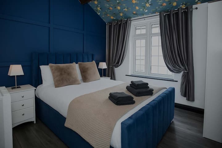 Warm Cozy King Apt 60" Tv & Coffee Machine - Warrington