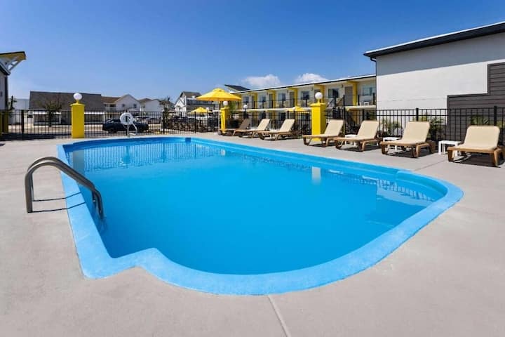 The Vibes Hotel | 2 Queens | Pool View Stay - Wildwood, NJ