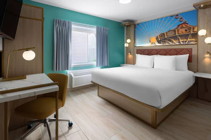 King Suite | The Vibes Hotel | Beachside - Wildwood, NJ