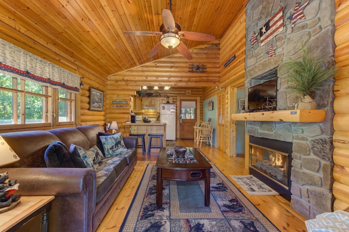 Romantic 1bd Cabin Near Town! Jacuzzi + Fireplace! - Sevierville, TN
