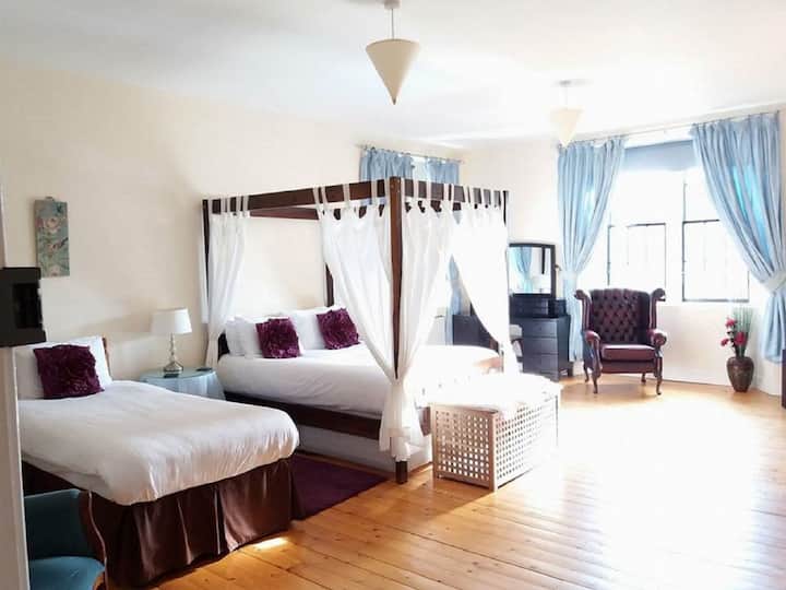 Double Room-deluxe-mountain View Four Poster - Dunkeld, UK