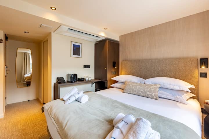 Le White By Sweett | Queen Room - Clichy