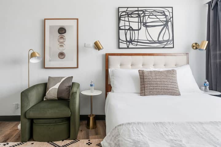 Lodgeur | Calm & Chic Studio | Upper Kirby - 