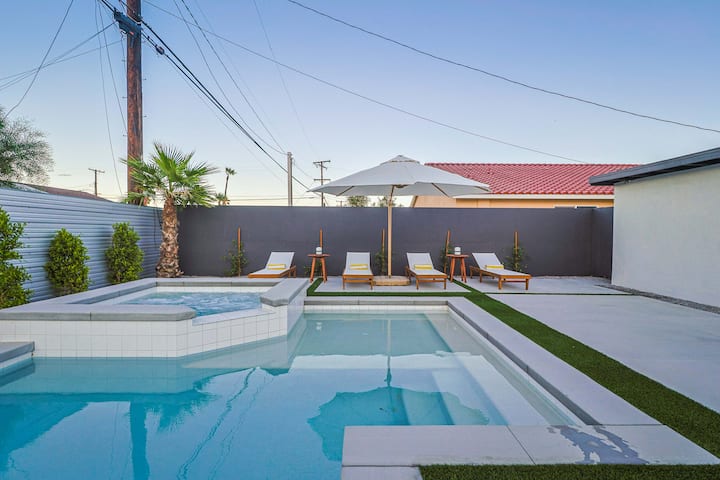Spacious Oasis Pool, Firepit Mountain Views - Palm Springs, CA