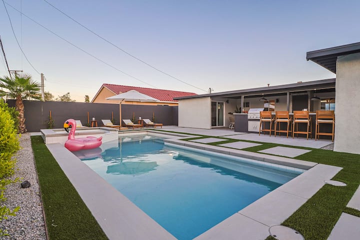 Spacious Oasis Pool, Firepit Mountain Views - Palm Springs, CA