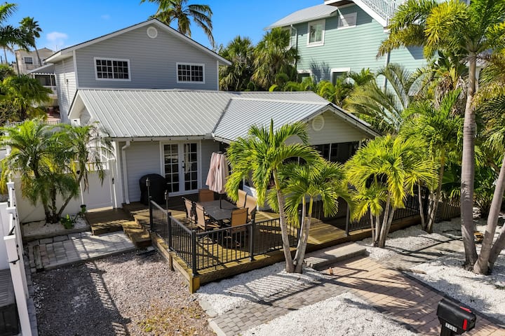 Beachy Duplex Retreat: Pine Key & Pelican’s Nest! - Anna Maria Island, FL