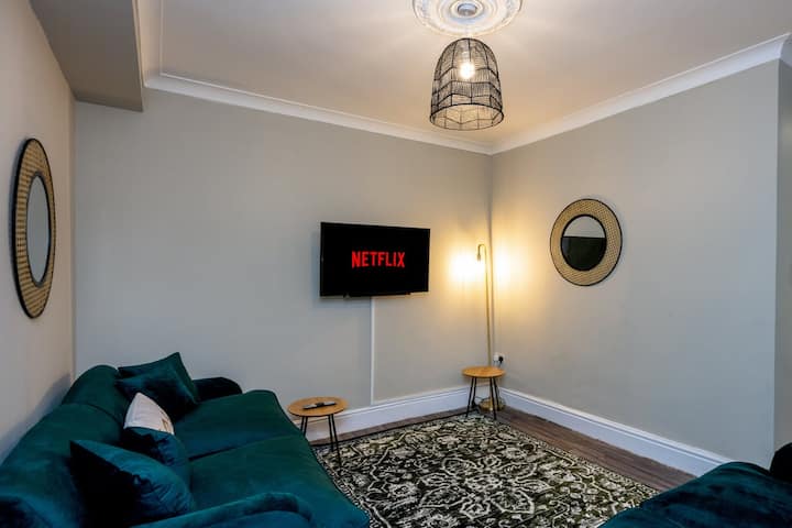 Comfortable 4-bed Home With Free Parking – Wales - Zuid-Wales