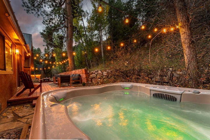 Hot Tub - King Suite - Mountains - Private Yard - Green Mountain Falls, CO