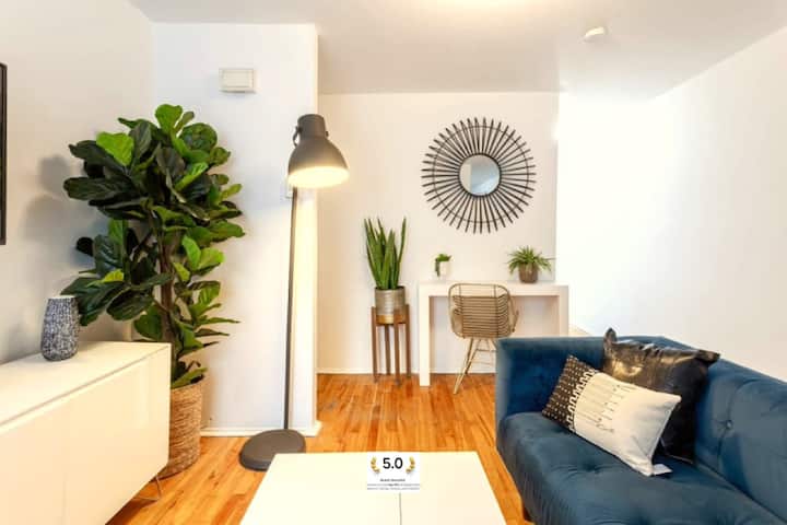 Stylish Plateau Getaway | Steps From Mont-royal - Juste pour rire - Just For Laughs