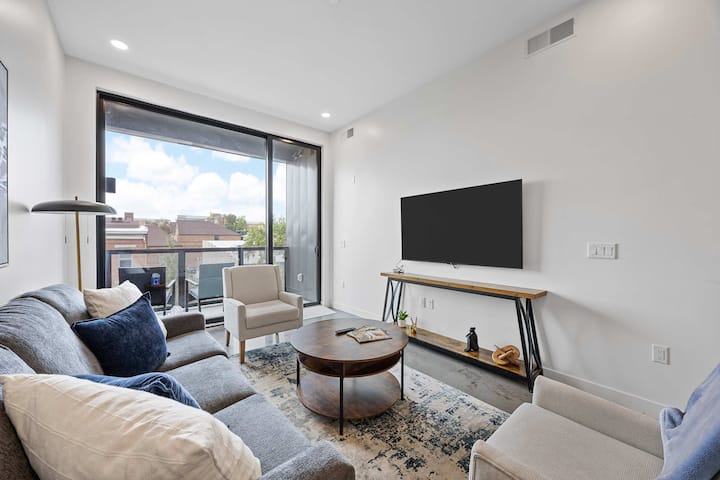 ‼️Chic Downtown Condo Steps From Uiowa & Nightlife - Iowa City, IA