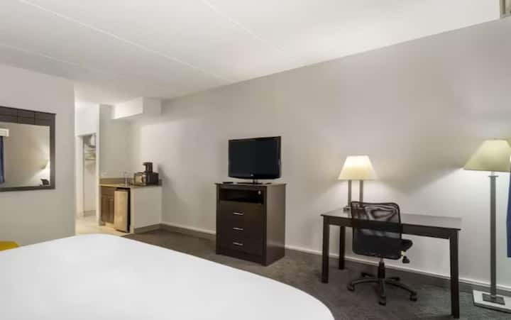 Peaceful Stay Near Lake County Fairgrounds - Barrington, IL