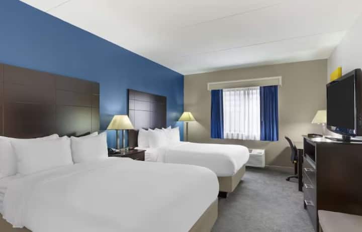 3 Relaxing Units W/ Breakfast And Onsite Pool. - Barrington, IL