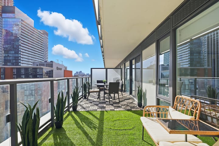 Trendy Downtown Condo W/ Massive Stylish Patio! - Toronto, ON