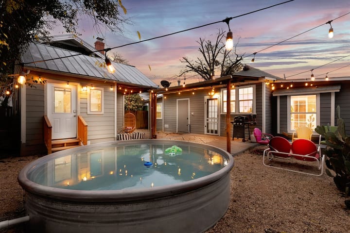 Downtown Gem: Cowboy Pool Sleeps 10, Near Pearl - San Antonio, TX
