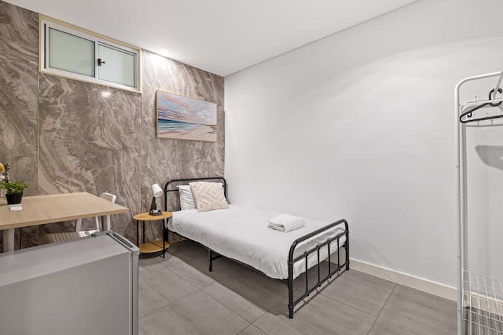 Sleek & Comfortable Single Room At Revesby - Fairfield