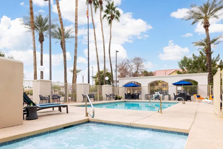 The Ideal Phoenix Stay | Pool. Free Breakfast. Gym - Chandler, AZ