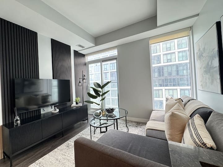 Urban Oasis | Steps From Dundas Square & Subway - Toronto