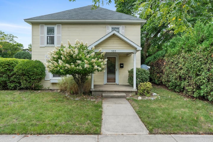 The Petoskey House - 1/2 Mile From Downtown - Charlevoix, MI