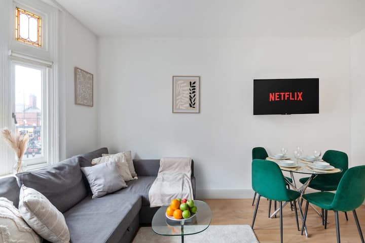 Modern Putney | 3 Tvs | 2-bed | Station, Tube - Hampton