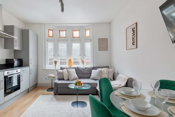 Modern Putney | 3 Tvs | 2-bed | Station, Tube - Hampton