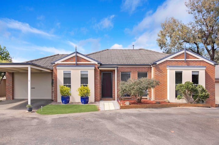 Blue Bird Villa – Cosy Home Away From Home - Hamilton