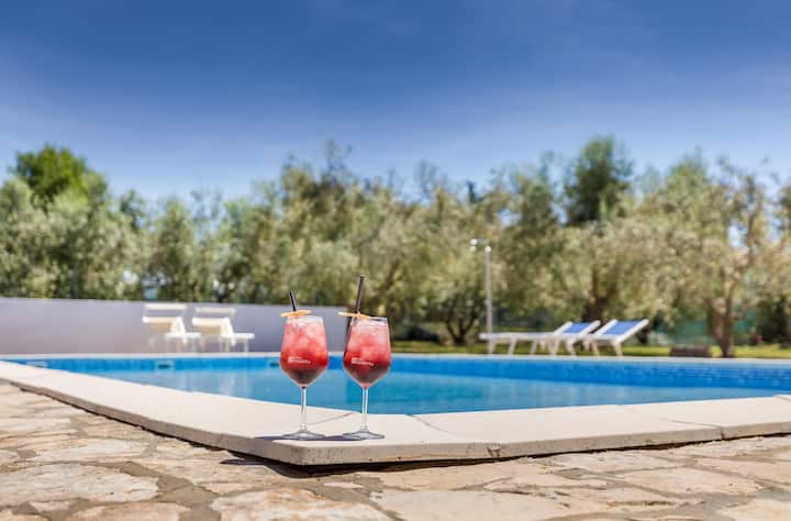 Villa Marceta With Shared Pool - Pula