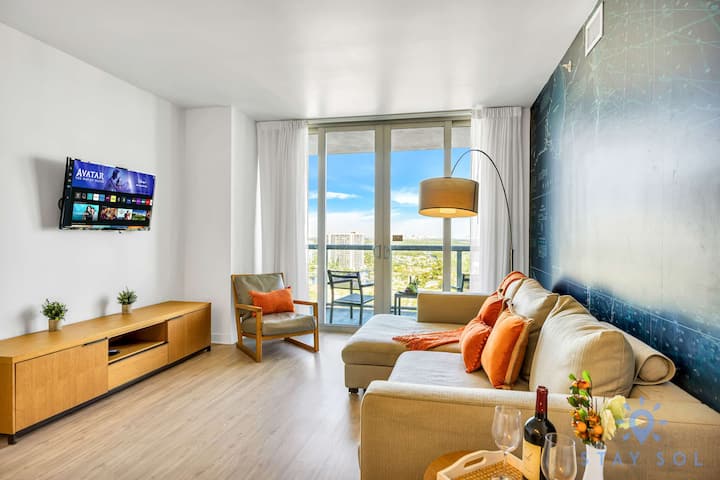 Cozy Apartment W/ Private Balcony & Amenities - Hallandale Beach, FL