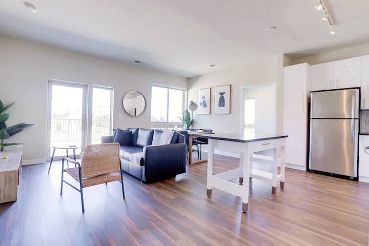 Bright Apt W Den | Gym & Easy Dc Access - Alexandria, VA