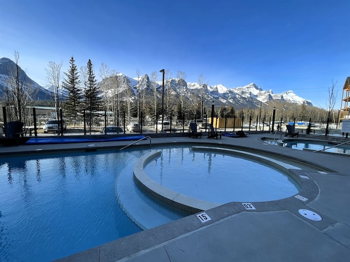 Black Bears Den, Heated Pool, Hot Tub, Brand New! - Canmore