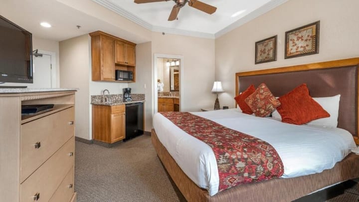 Suite W/ Kitchen + Pools, Games & Hot Tubs - Genoa, NV