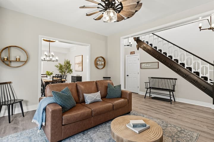 New 4br Home | Fast Wifi + Full Kitchen + Laundry - Alton, IL