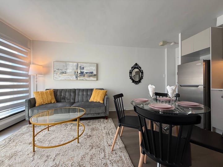 Affordable, Comfy & Central Downtown Mtl Escapade - Laval, Canada