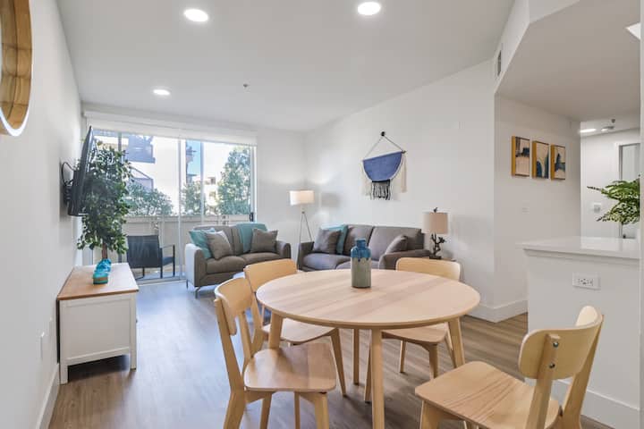 Modern 2-bedroom / Walk To Ocean + Free Parking! - Santa Monica, CA