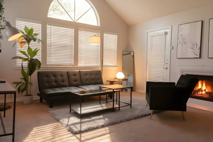 Lakeside 2-bed Suite Close To City & Airport - Hill Country Village, TX