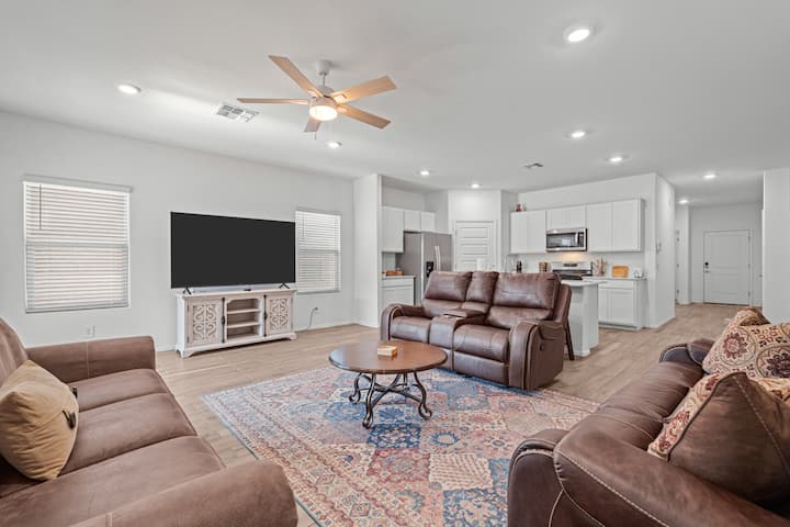 Picturesque 5 Bedroom With Mountain Views - Marana, AZ