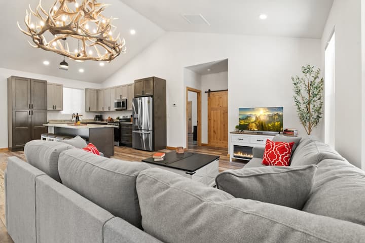 Modern Meadow Cabin*a/c*spacious* - Parks, AZ