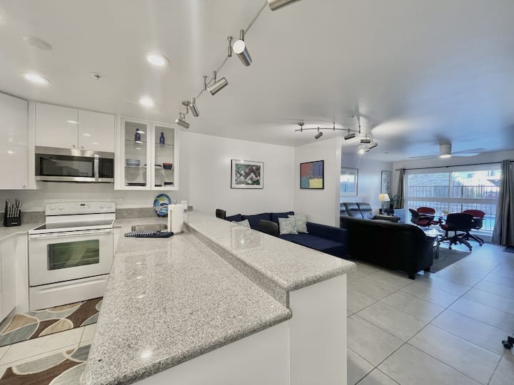 Pool View Condo By Crystal Pier - La Jolla Cove Beach, CA