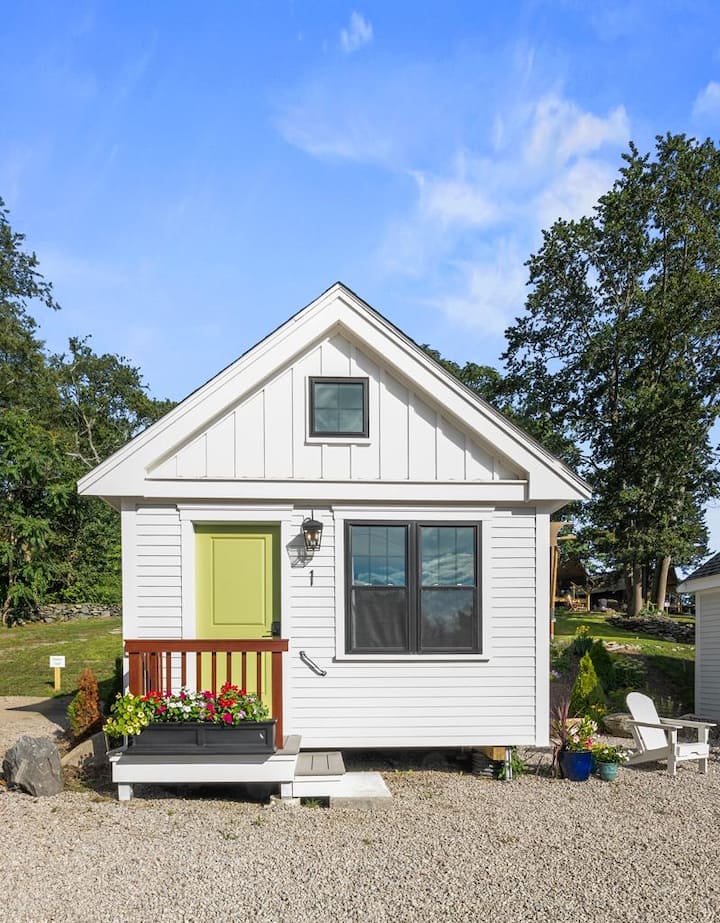 Cozy Cottage With Garden - Rhode Island