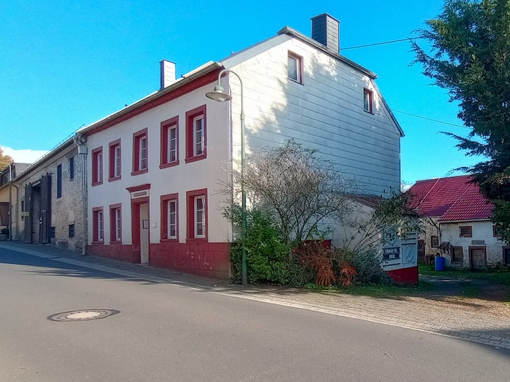 Maison Typique De L'eifel Avec Un Beau Jardin - Bitburg