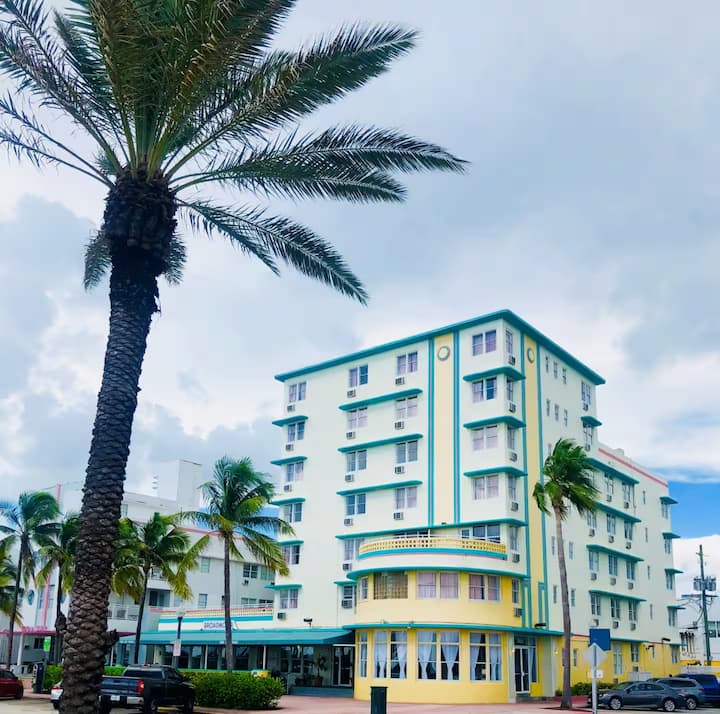 Steps To North Beach + Ocean Views. Pool. Dining. - Miami Beach, FL