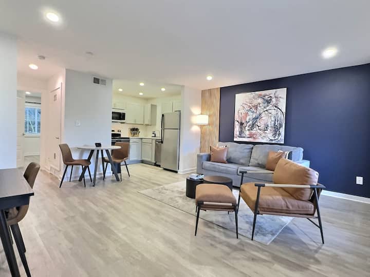 Central Bham Retreat W/ Private Balcony + Parking - Birmingham, AL