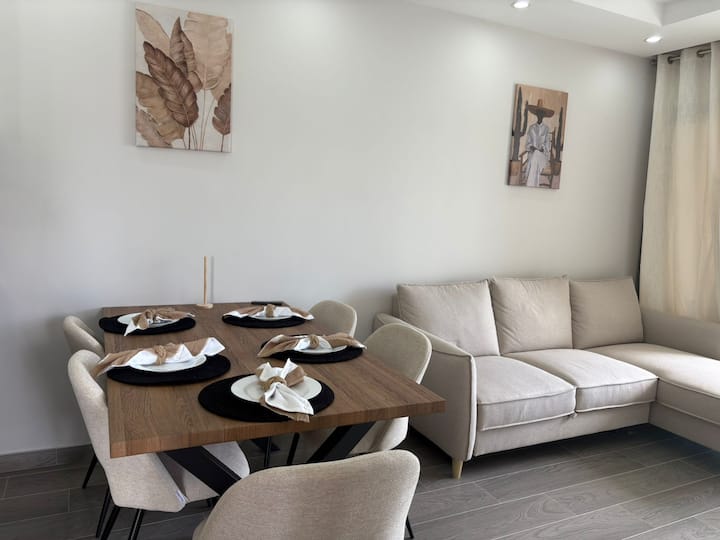 Cozy 3-bedroom Apt, 4min Walk To Beach - Maurice