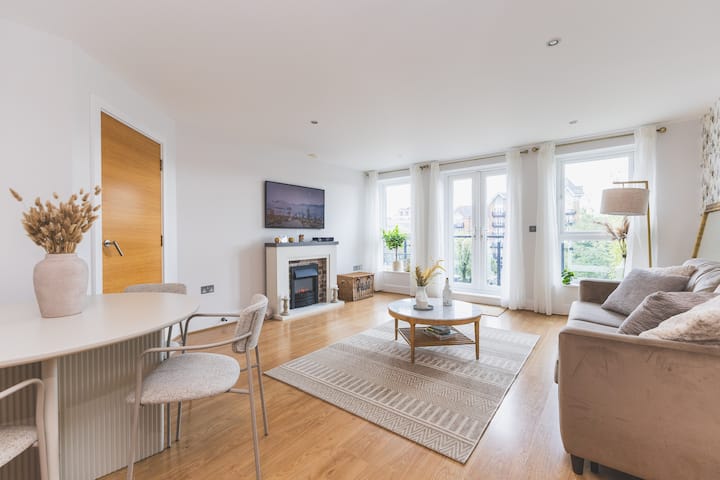 Elegant 2 Bdr 2 Bath Apartment With Canal Views - Brentford