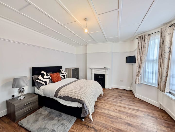 Modern And Luxurious 3-bedroom Townhouse - London