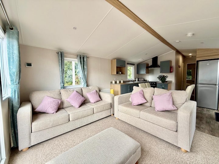 Modern Caravan At Valley Farm Ref 46946sb - Clacton-on-Sea